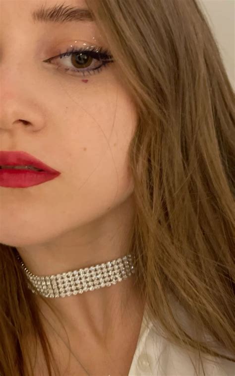 Девушка с красной помадой в 2024 г Синяя тушь Идеи макияжа Макияж губ