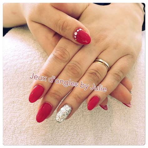 Gel Rouge Glamour Avec Un Ongle Pailleté Argenté Et Strass Argentés Ongle Paillette Ongles