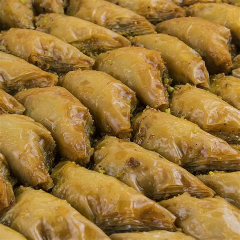 Турска баклава различни видове с орехи и шамфъстък