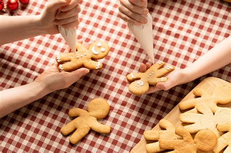 진저브레드 맨 쿠키를 만드는 엄마와 아들 가족 여가 시간을 함께 보냅니다 짤주머니에 대한 스톡 사진 및 기타 이미지 짤주머니 케이크 2명 Istock