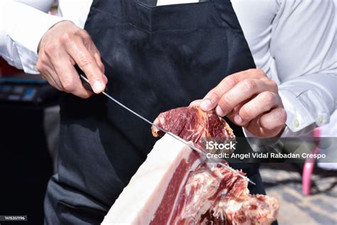 햄 커터 햄을 자르는 손의 세부 사항 검은 앞치마와 흰색 셔츠를 입은 남자 0명에 대한 스톡 사진 및 기타 이미지 0명 고급 요리 고기 Istock