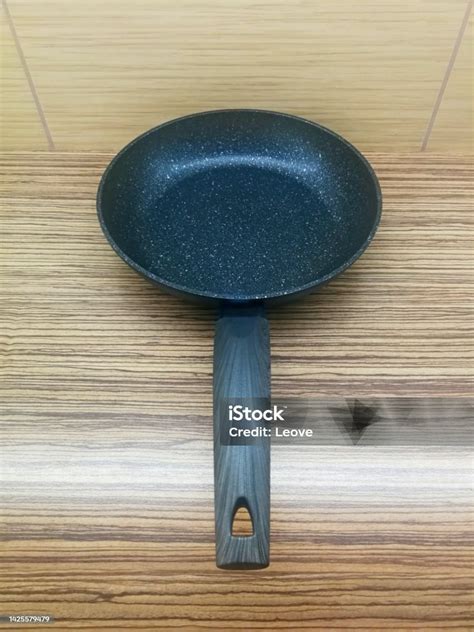 부엌 카운터에 놓인 까만 플라스틱 손잡이를 가진 까만 알루미늄 팬 손잡이에서 전망 0명에 대한 스톡 사진 및 기타 이미지 0명 강철 검은색 Istock