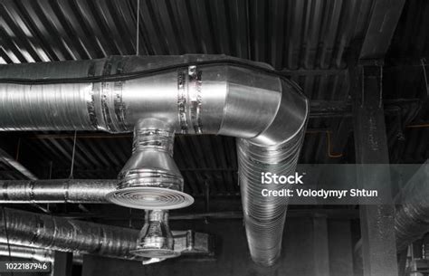 대형 건물의 천장에 환기 시스템입니다 새로운 건물 내부 천장에서 매달려 실버 연재 환기 파이프 강철에 대한 스톡 사진 및 기타