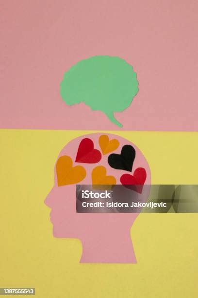 뇌의 하트가 있는 노란 배경에 분홍색 종이 머리 심장 대신 머리에 있어야 하는 뇌와 분홍색 표면 위에 예술 창조적 인 개념 복사 공간 남자에 대한 스톡 사진 및 기타 이미지