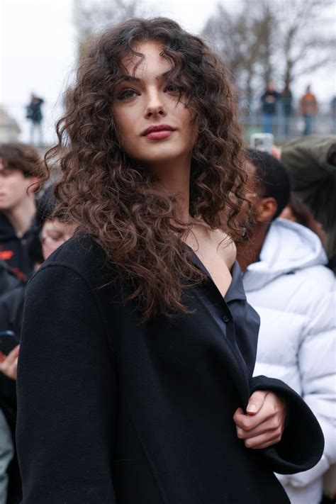 Deva Cassel Alla Sfilata Di Dior Il Look Perfetto Con I Pezzi Basici Presenti In Ogni