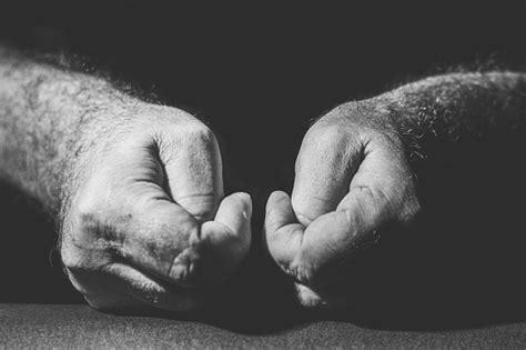 검은 색과 흰색으로 엄지 손가락을 누르는 두 손의 클로즈업 엄지손가락에 대한 스톡 사진 및 기타 이미지 엄지손가락 주먹 행운 Istock