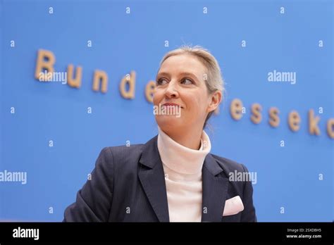 Pressekonferenz der AfD Dr. Alice Weidel gelassen im Portrait bei der Pressekonferenz nach der ...