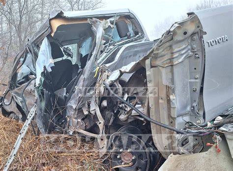Мъж е настанен в болница след тежка катастрофа край Смоляновци СНИМКИ