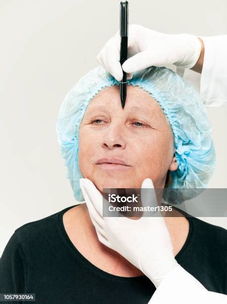 중간 나이에 피부 체크 하 고 외과 의사 성형 수술 하기 전에 여자 건강 진단에 대한 스톡 사진 및 기타 이미지 건강 진단 건강관리와 의술 건강한 생활방식 Istock