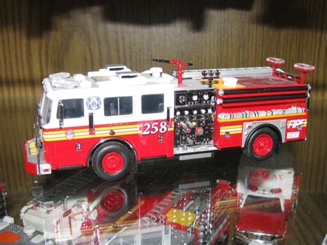 Code 3 Fdny Engine 258 Feuerwehr Feuerwehr New York Fdny Eur 7500