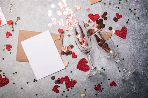 회색 배경에 색종이가 있는 샴페인 한 잔 발렌타인 사랑 복사 공간 평면 누워 날짜 개념 개념에 대한 스톡 사진 및 기타 이미지 Istock