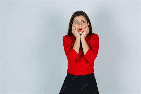 Jovem Em Pose De Medo Com Blusa Vermelha Saia E Parecendo Assustada