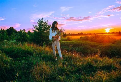 Обои лето девушка цветы трава сонце закат небо на рабочий стол картинки с раздела Лето