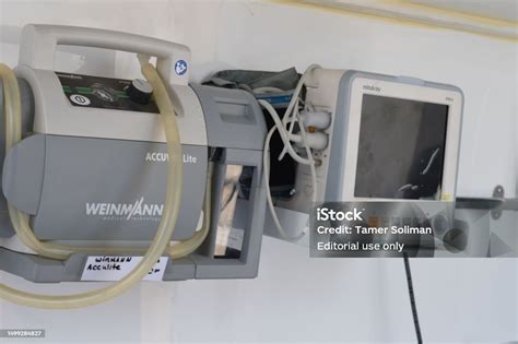 인공 호흡기 산소 실린더 응급 키트 약물 모니터 트롤리 응급 전화 준비가 된 의자가있는 완비 된 의료 장비를 갖춘 구급차 차량의 내부 0명에 대한 스톡 사진 및 기타 이미지