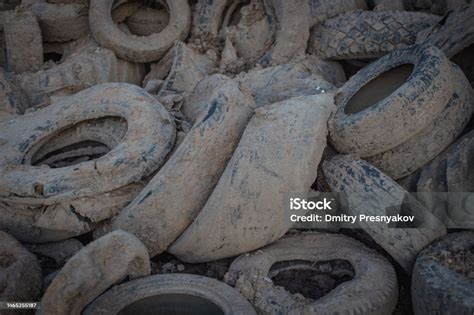 재활용을 위한 오래된 타이어와 타이어가 매립됩니다 폐기물 고무 타이어의 재사용 폐기물 타이어의 폐기 재활용을 위해 바퀴를 마모