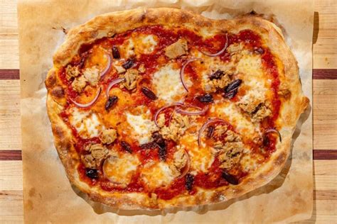 Tuna Pizza Pizza Tonno E Cipolla The Mediterranean Dish