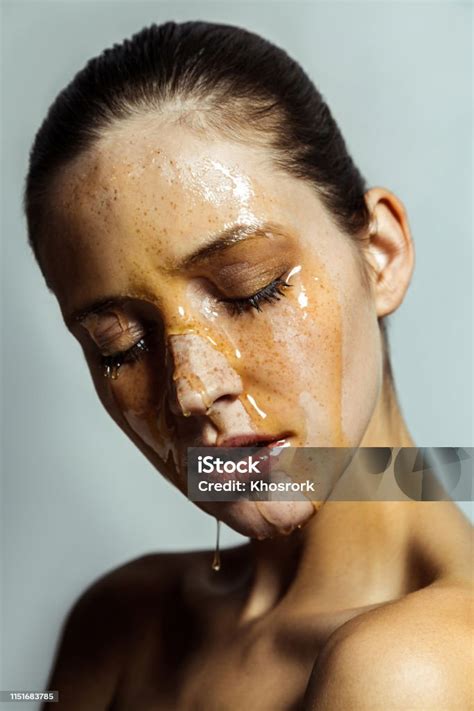 닫힌 된 눈과 심각한 얼굴과 얼굴에 주 근 깨와 꿀 아름 다운 젊은 갈색 머리 여자의 초상화 사람 얼굴에 대한 스톡 사진 및 기타 이미지 Istock