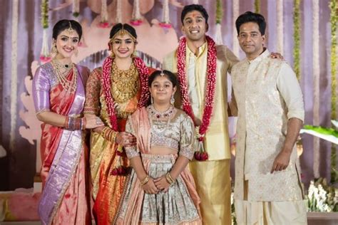 கோலாகலமாக நடந்து முடிந்த விஜயகுமாரின் பேத்தி திருமணம் கலக்கல் கிளிக்ஸ் மனிதன்