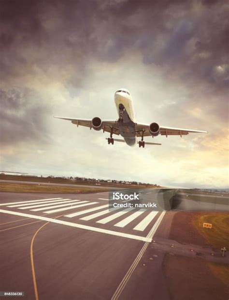 활주로에 착륙 하는 비행기 비행기에 대한 스톡 사진 및 기타 이미지 비행기 활주로 공항 Istock