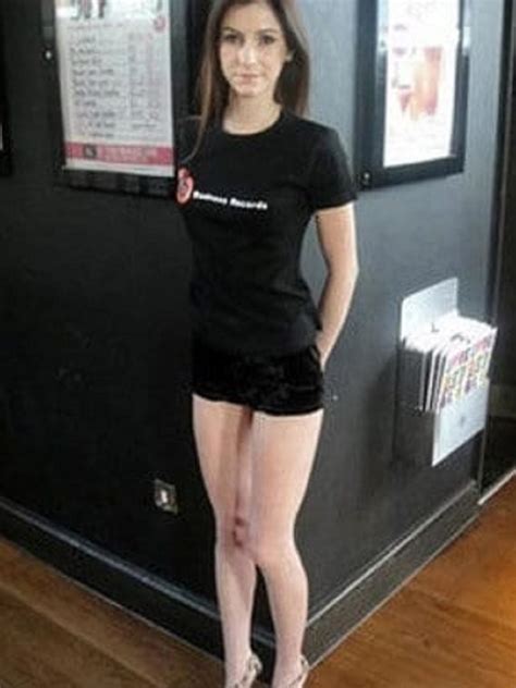 the internet is on fire debating whether or not this woman has a giant