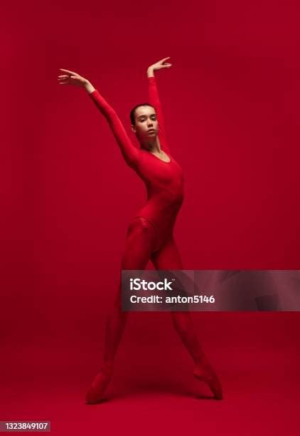 우아한 젊은 아름다운 소녀 빨간 배경에 고립 포즈 여성 발레 댄서 18 19세에 대한 스톡 사진 및 기타 이미지 18 19세 Performing Arts Event