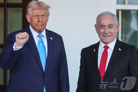 삐삐 작전 자랑 용케 참았네…트럼프에 황금 삐삐 준 네타냐후