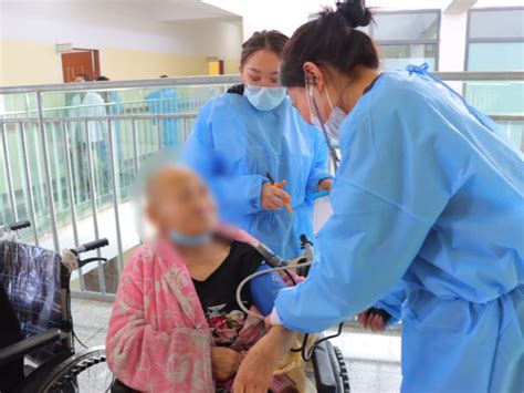 Улсын асрамжид байгаа ахмад настнуудад үзлэг асаргаа сувилгаа хийжээ Isee Mn