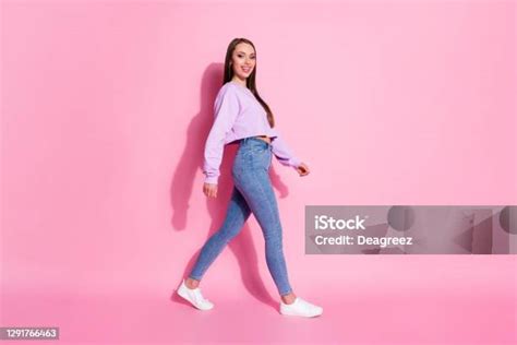 전체 길이 프로필 측면 사진 의 매력적인 귀여운 좋은 여자 이동 워크 카피 스페이스 는 핑크 컬러 배경을 통해 고립 된 자유