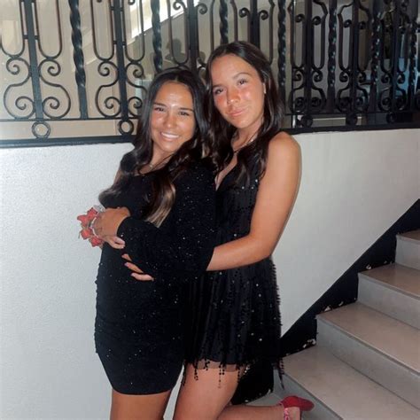 Ellie Elliemt On Threads