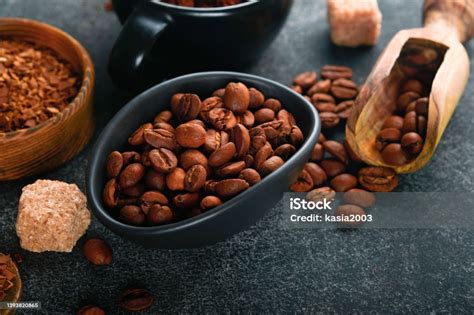 커피 원두 배경 짙은 검은 돌 배경에 다양한 종류의 커피 콩 및 계피 스틱이있는 볶은 커피 개념 상단 보기 커피 개념 모의 0명에 대한 스톡 사진 및 기타 이미지 Istock