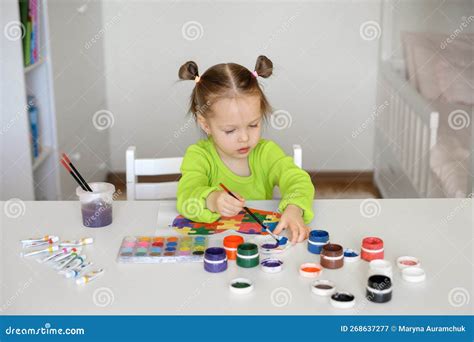 Una Ragazza Attenta Disegna Diligentemente Il Biglietto Con Una Foto Del Cuore Da Rompicapi