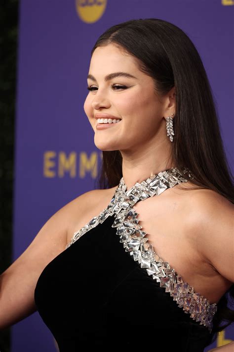 Selena Gomez luce elegante con un vestido negro en los Emmys 2024 | Vogue