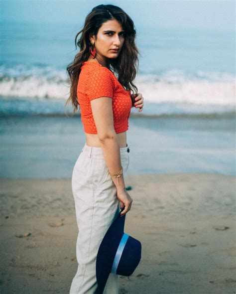 Fathima Sana Shaikh Navel And Cleavage Exposed In Red Blouse