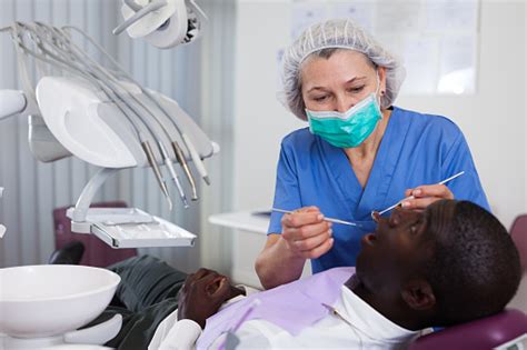 의료의 자에 앉아있는 남자 환자를 위한 치과 의사 전문 충전 치아 가정의 방에 대한 스톡 사진 및 기타 이미지 가정의 방 건강관리와 의술 구급대원 Istock