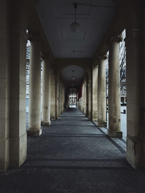건물 내부 건축 구조 건축 라인 건축 사진 건축 세부 사항 건축적 관점 그리드 패턴 그림자 그림자 놀이 기하학적 설계 내부 복도 내부 통로 대칭 대칭