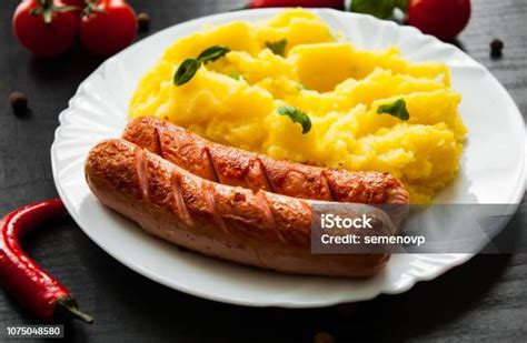 어두운 나무 배경에 접시에서 으깬된 감자와 고기 소시지 튀김 0명에 대한 스톡 사진 및 기타 이미지 0명 가공육 감자 요리 Istock