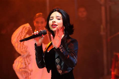 Ángela Aguilar Se Arrodilla En Concierto Y Agradece A Su Público En