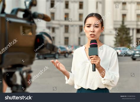 6350 Imágenes De Female News Reporter Microphone Imágenes Fotos Y