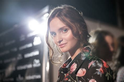 무대 뒤의 사진 새로운 의류 컬렉션의 무대 뒤에서 패션 위크 쇼에서 패션 모델을 일하는 아름다운 여성의 여성 초상화 패션 디자이너의 소녀 착용 캣워크 무대에 대한 스톡 사진