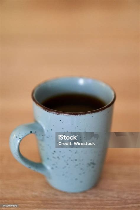 흐릿한 배경의 나무 테이블에 밝은 회색 머그잔에 담긴 블랙 커피의 근접 촬영 0명에 대한 스톡 사진 및 기타 이미지 0명 갈색 레스토랑 Istock
