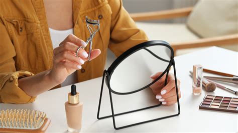 Tiktoks Latest Eyelash Curler Hack Guarantees Sky High Lashes