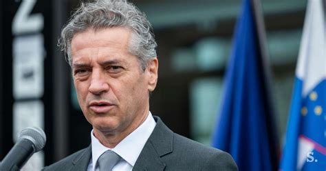 Predsednik Vlade Robert Golob Predčasno Prihaja Z Dopusta