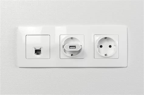 검은 색 연결 인터넷 플러그와 흰색 와이어와 벽에 전기 소켓 Usb 입력이 연결 된 충전 장치의 어댑터 네트워크 연결 플러그에