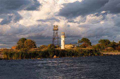 폭풍우가 치는 하늘을 배경으로 한 오래된 등대와 국경 타워 에스토니아 니메 반도 0명에 대한 스톡 사진 및 기타 이미지 0명 건물 외관 건축 Istock