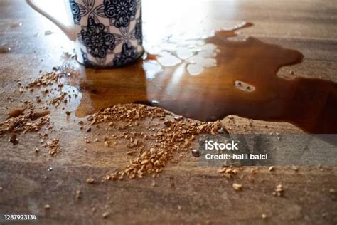 커피가 유리에서 흘러 나오고 커피가 식탁에 쏟아져 나왔다 뜨거운 음료에 대한 스톡 사진 및 기타 이미지 뜨거운 음료 미식가 사람들 Istock