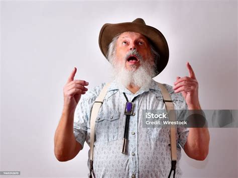 고위 백인 수염 난 남성이 흰색 배경에서 올려다보고 기도하고 있다 기도하기에 대한 스톡 사진 및 기타 이미지 기도하기 남자