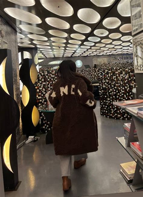 패션엔 황신혜 본격 연말 준비 테디베어 코트로 분위기 낸 연말 쇼핑룩