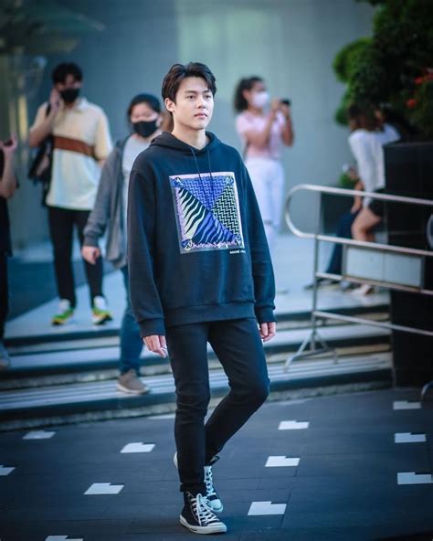 Pin Oleh Velle Di Urassaya And Mark Prin Mode Aktor Pria