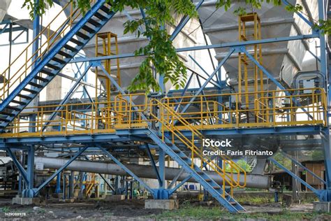 스테인레스 스틸 구조와 많은 파이프와 탱크와 현대 공장 이 공장은 기름과 같은 가공품의 각종 종류를 생성할 수 있습니다 0명에