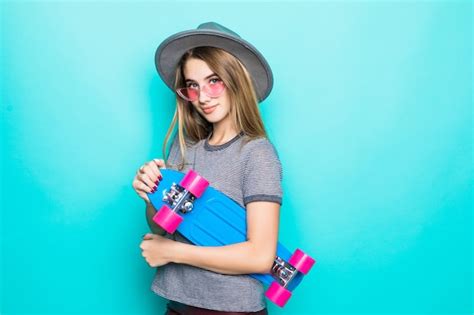 Smiling Teenage Skategirl Se Dresse Avec Skateboard Coloré Isolé Sur